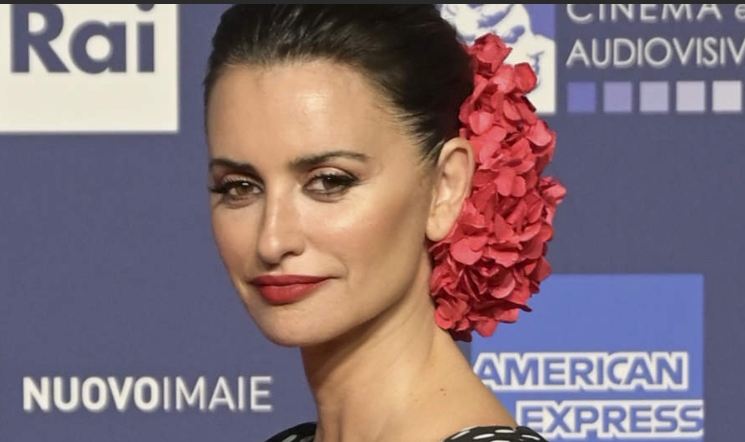 Hydrangea in the head and bare chest! Penelope flirting with men in a ...